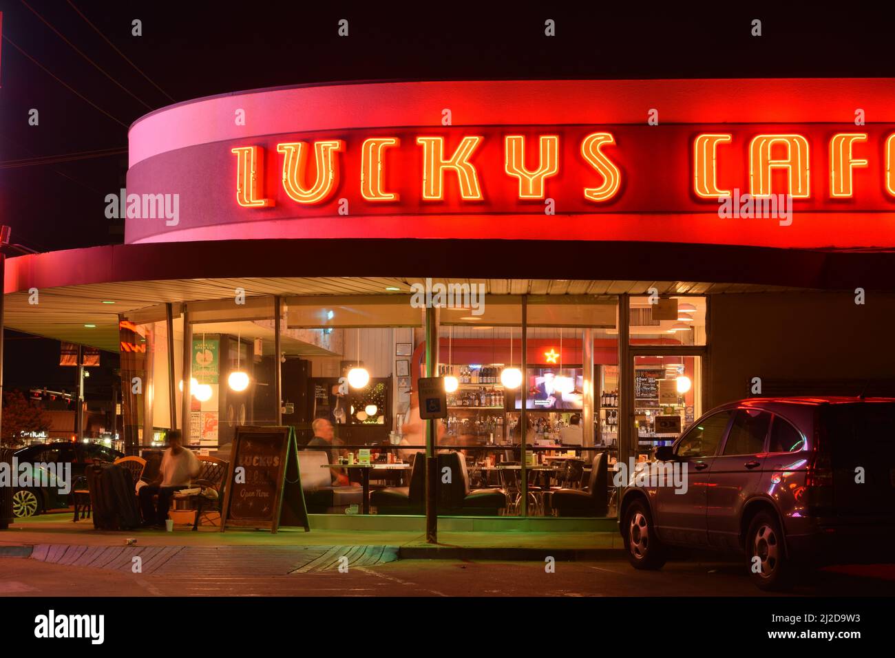 Night photo of Lucky's Cafe in Dallas, TX Stock Photo - Alamy