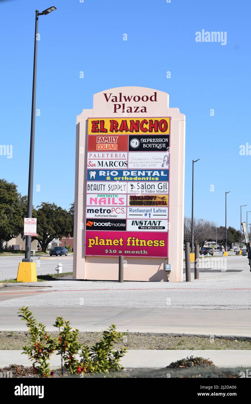 Farmers branch shopping center sign hi-res stock photography and images ...