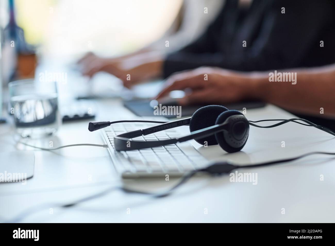 Headsets and workers hi-res stock photography and images - Alamy