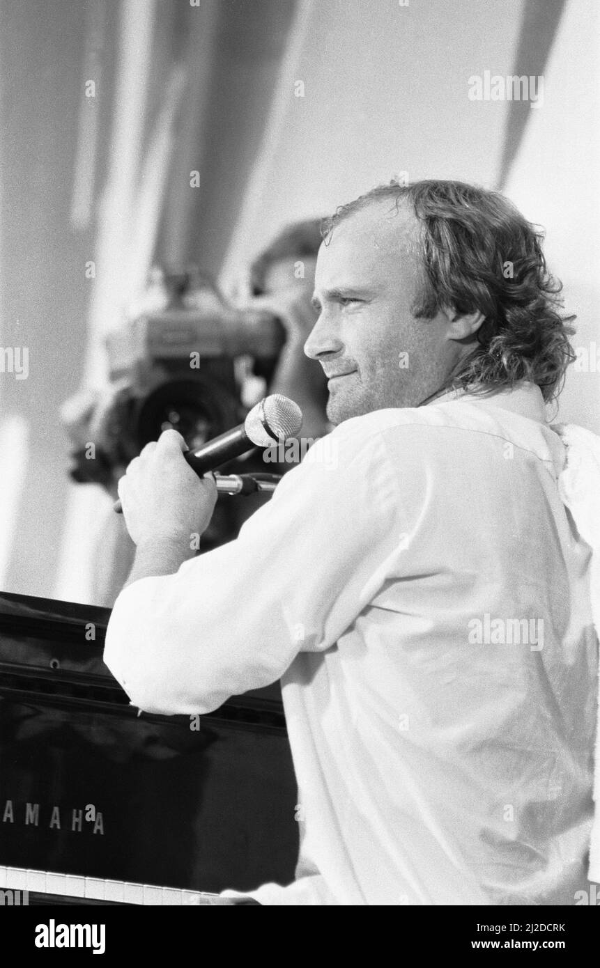 Phil collins live aid hi-res stock photography and images - Alamy