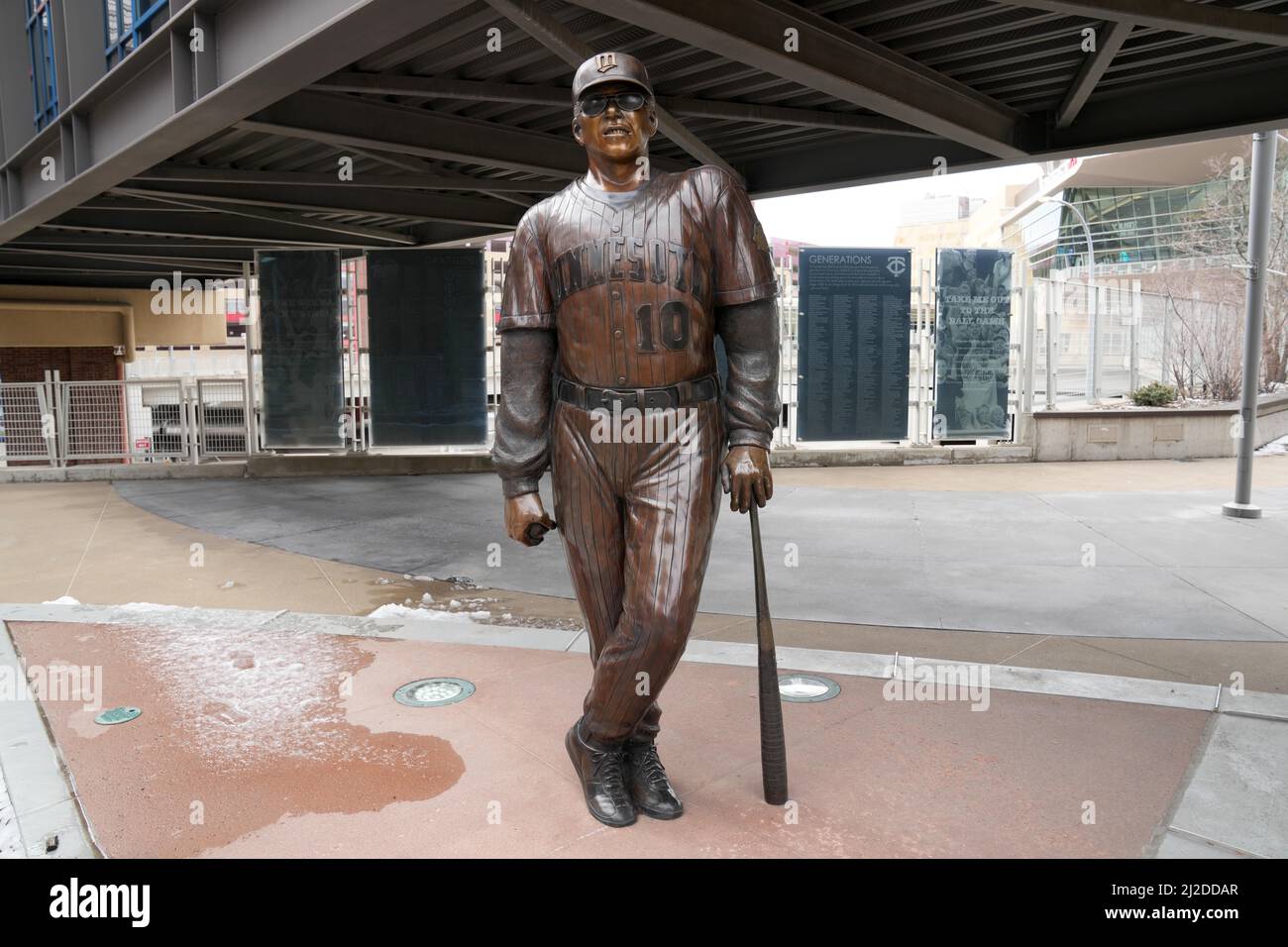 A statue of former Minnesota Twins player and manager Tom Kelly at ...