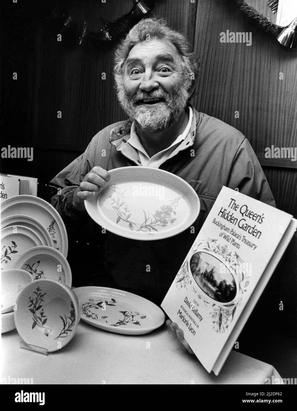 Garden book 1980s hi-res stock photography and images - Alamy