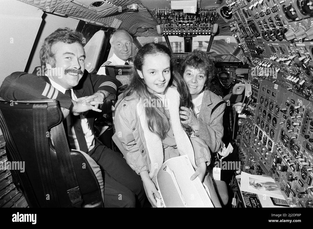 Concorde passengers pictured in the cockpit. 2nd April 1986 Stock Photo ...