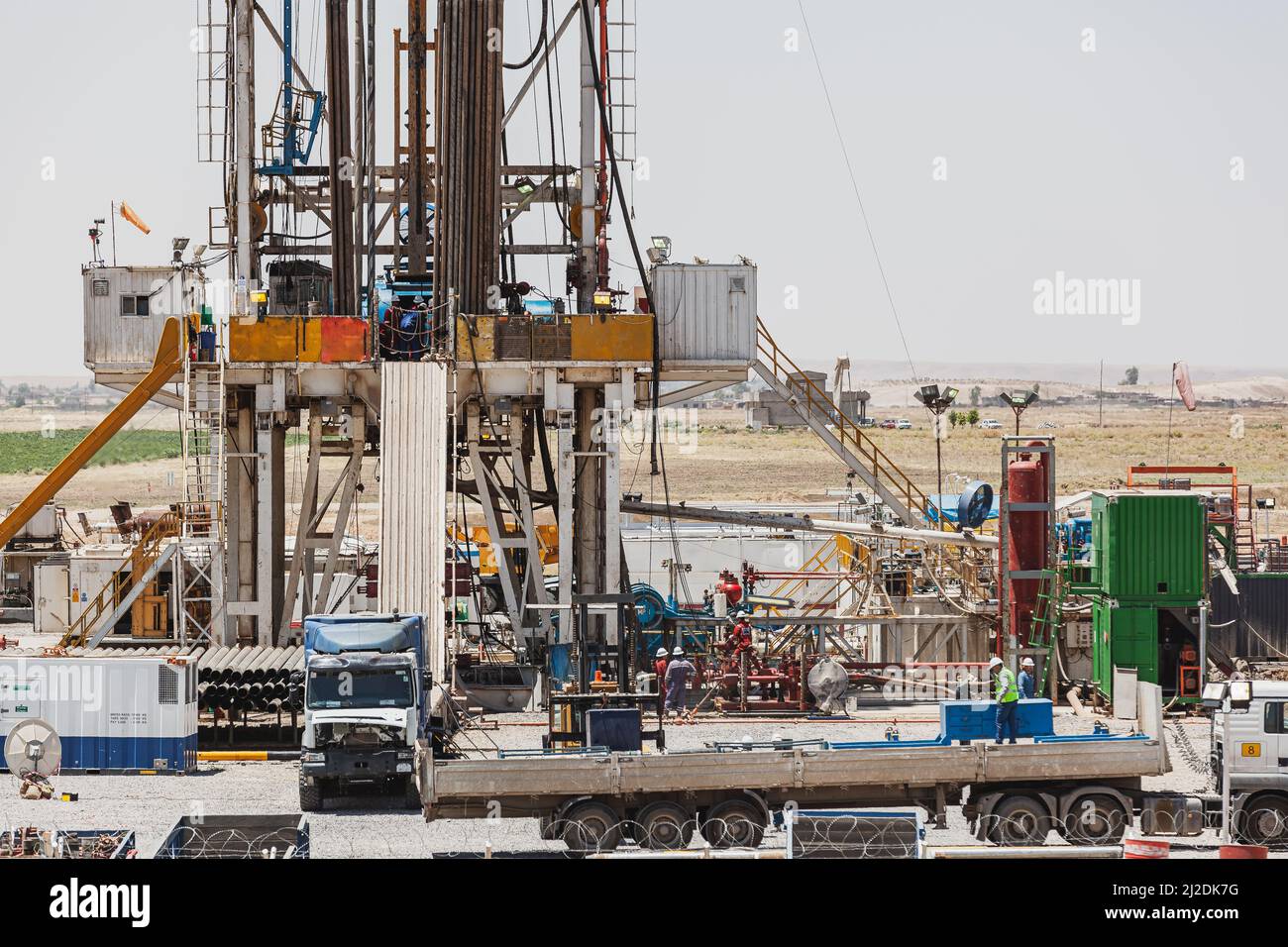 Oil rig iraq hi-res stock photography and images - Alamy