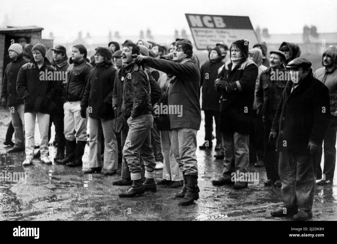 The National Miners Strike 1985 As dawn breaks miners cross the yard at ...