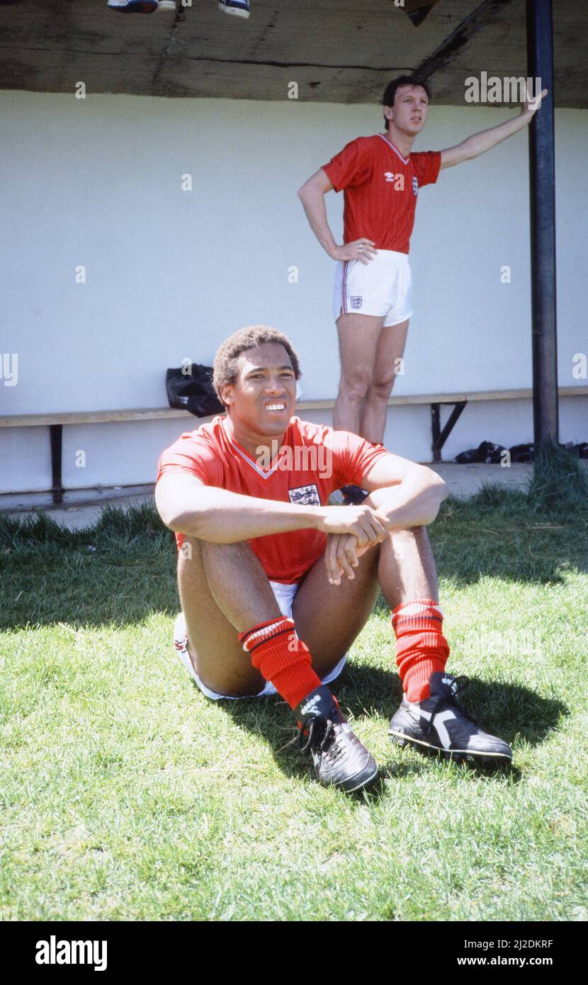 John barnes england 1986 hi-res stock photography and images - Alamy
