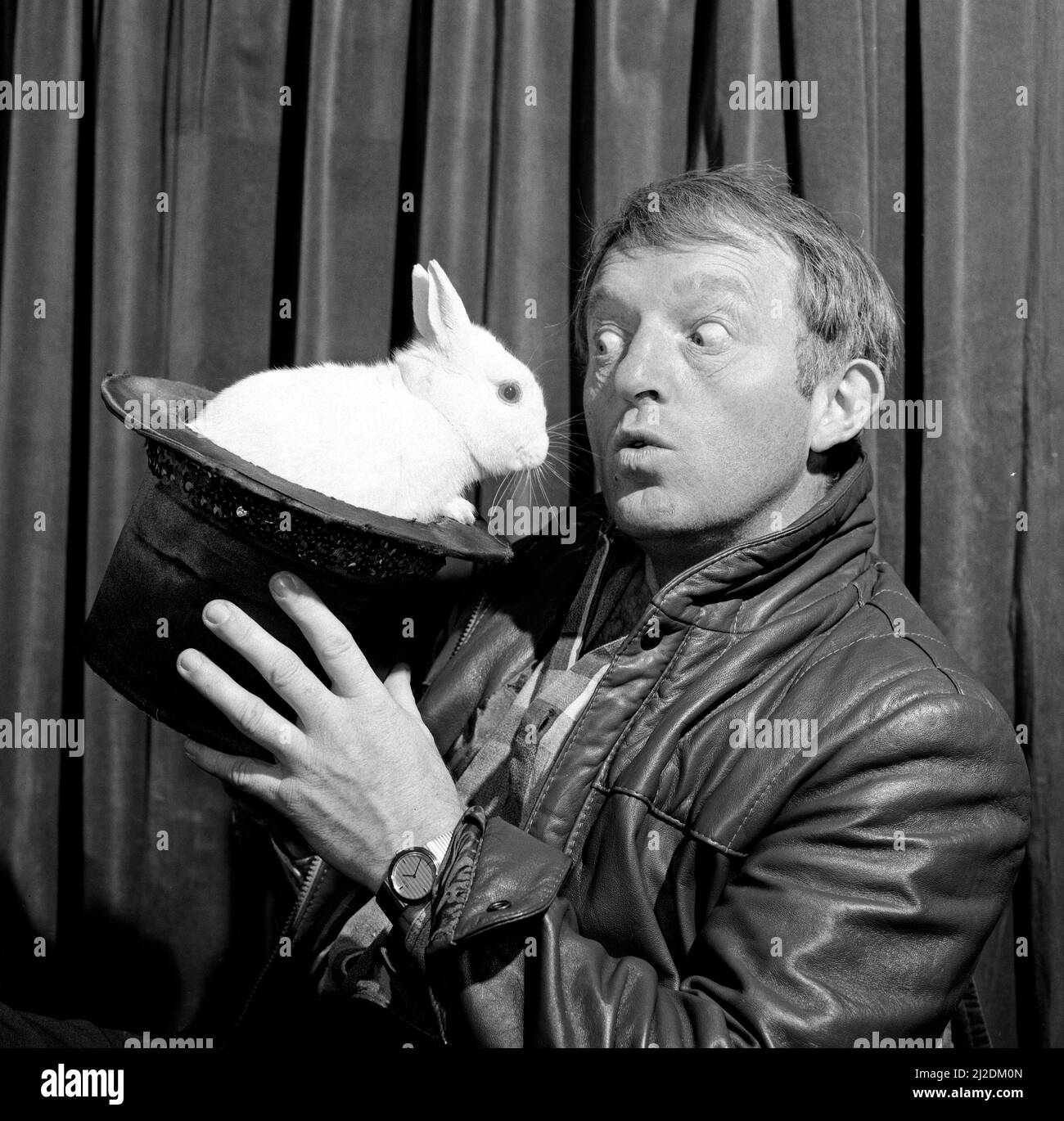 Paul daniels magic 1980s hi-res stock photography and images - Alamy