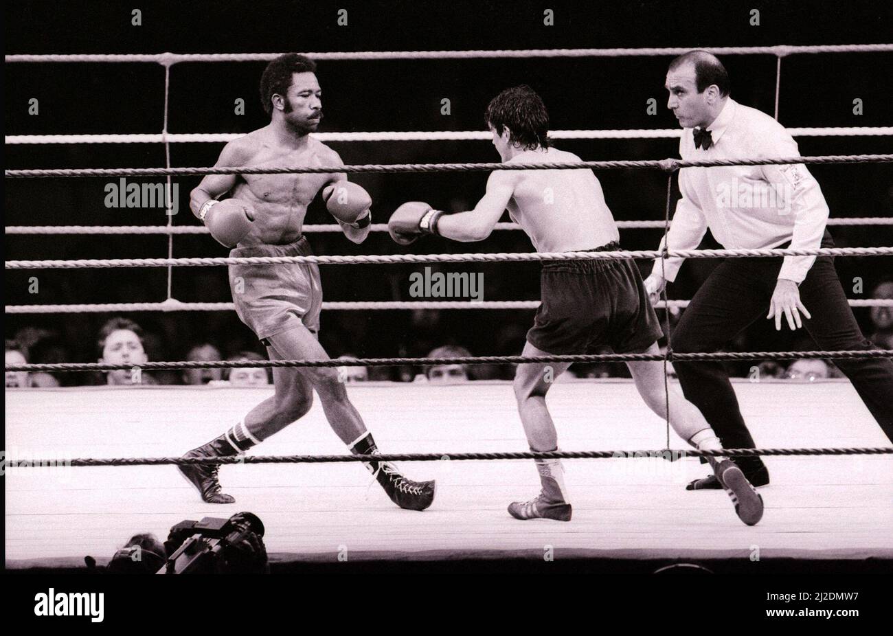 Boxing-Boxing Featherweight champion of the world. Barry McGuigan v ...