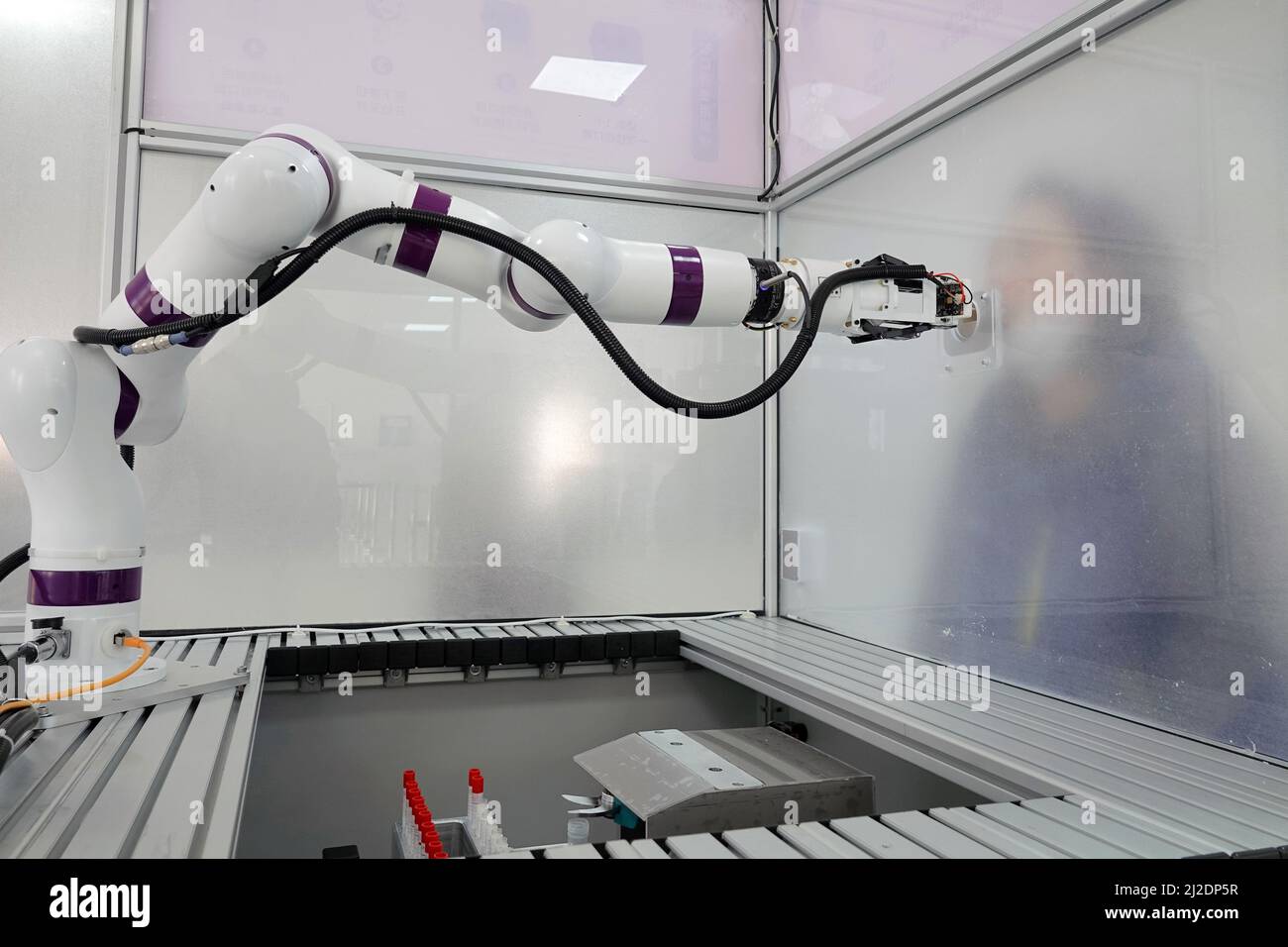 Nucleic acid robot hi-res stock photography and images - Alamy