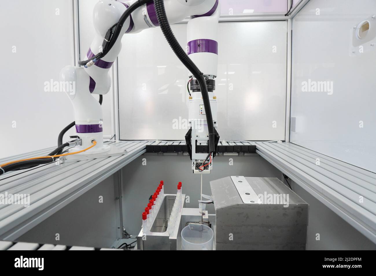 Nucleic acid robot hi-res stock photography and images - Alamy