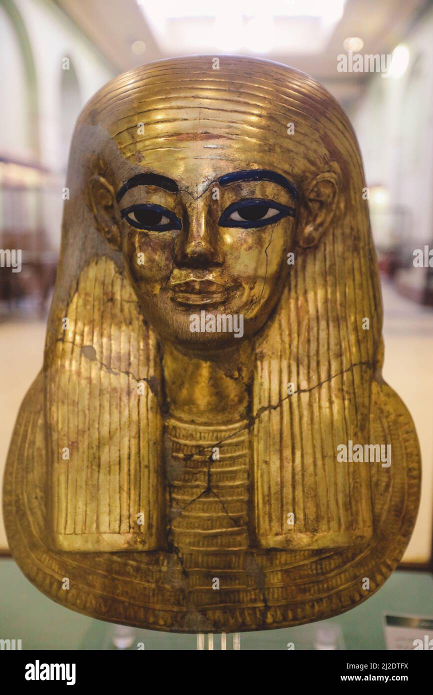 King tutankhamun golden funeral mask hi-res stock photography and ...