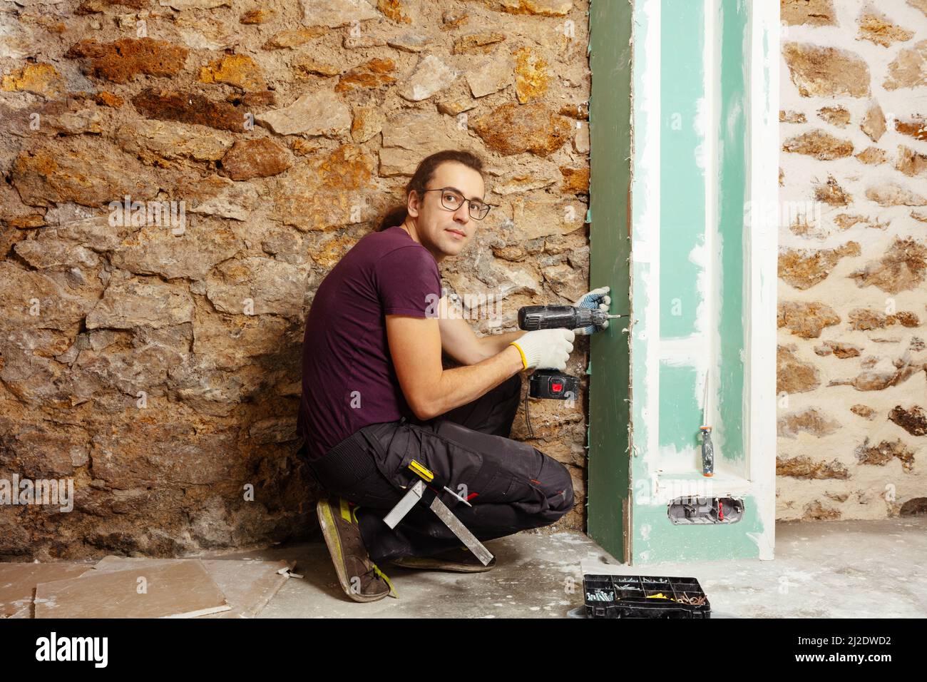 Installing drywall hi-res stock photography and images - Alamy