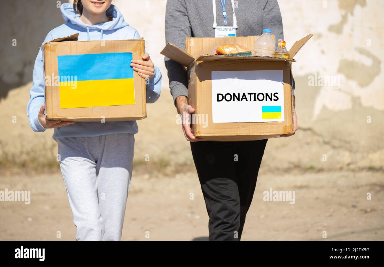 Ukrainian volunteers sorting boxes hi-res stock photography and images ...