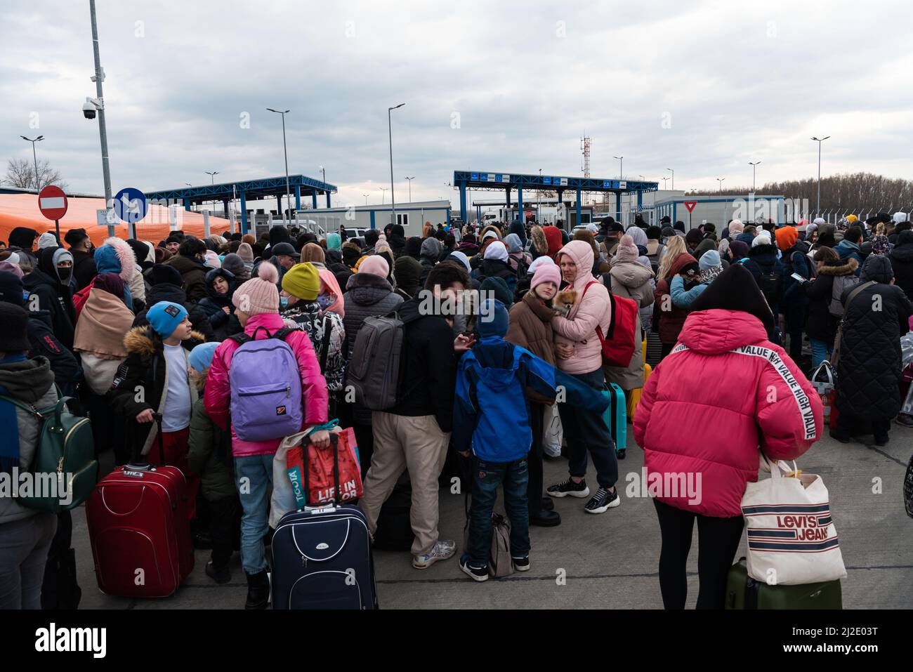 Ukrainian refugees arrive at the border crossing station of Isaccea ...