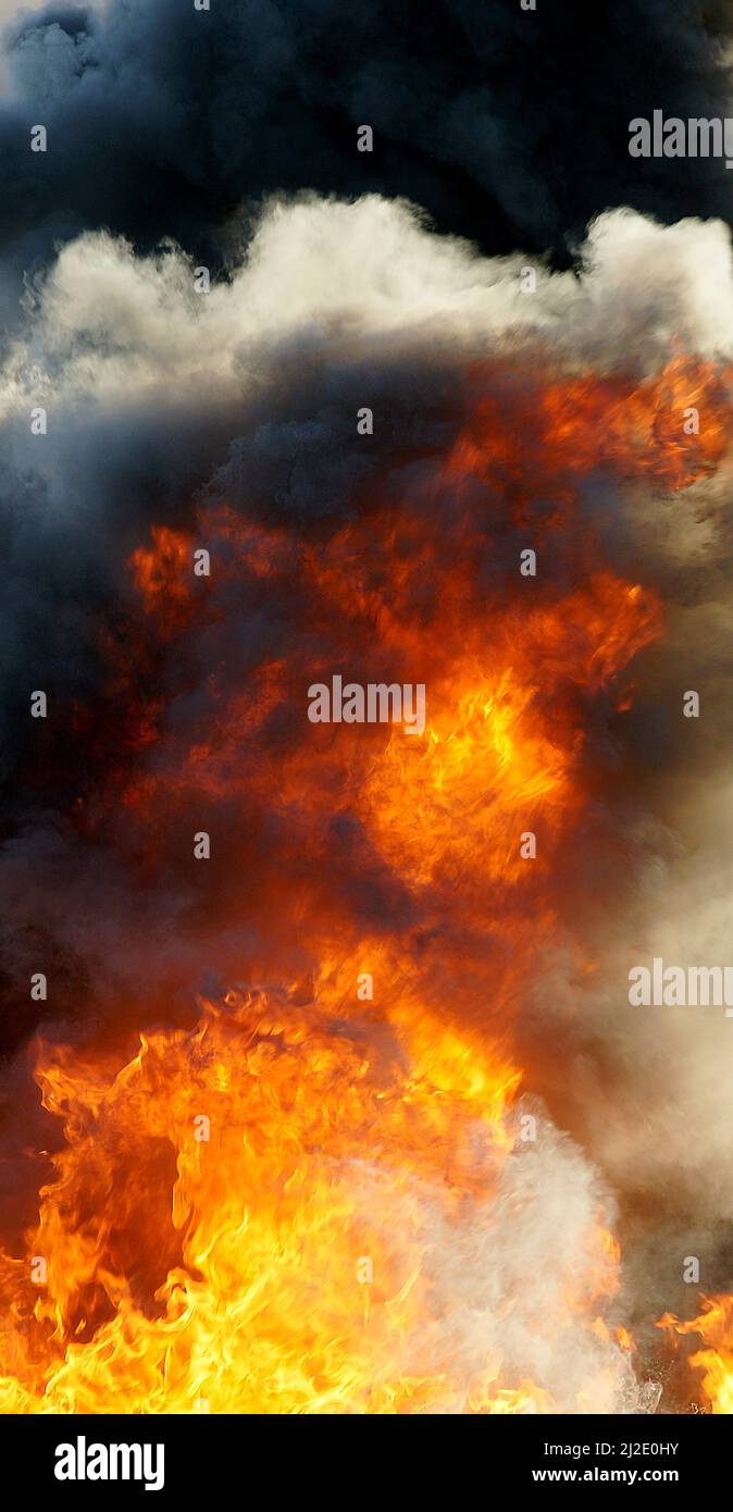 Oil bulk storage tank fire hi-res stock photography and images - Alamy