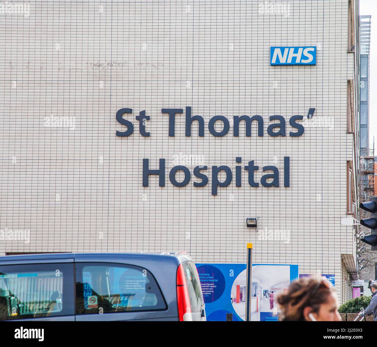 An nhs sign at st thomas hospital hi-res stock photography and images ...