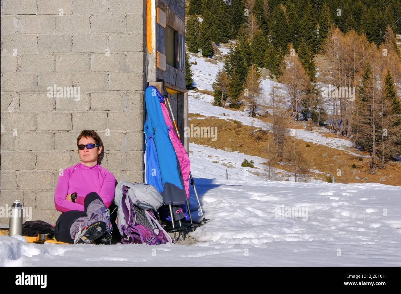 Sunbathing in snow hi-res stock photography and images - Alamy