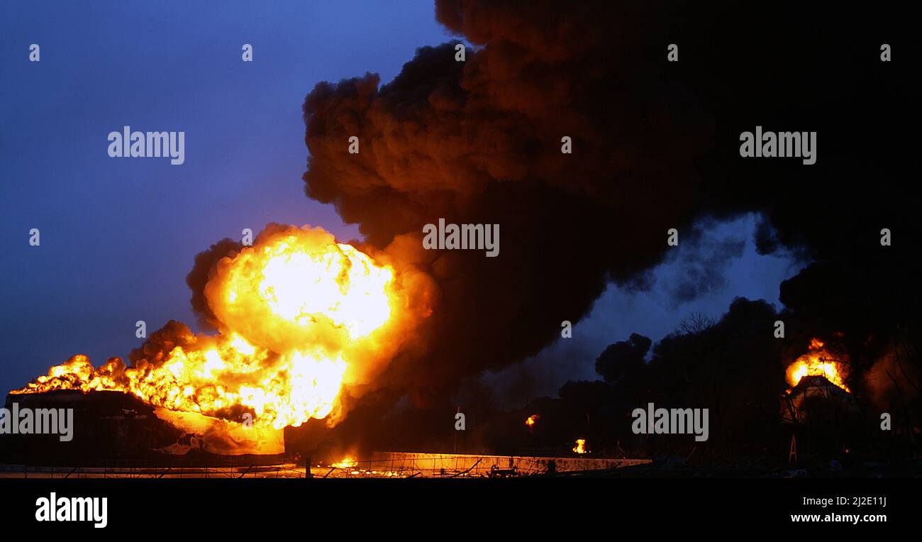 Oil bulk storage tank fire hi-res stock photography and images - Alamy