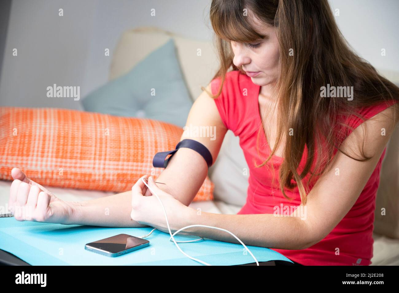 Smartphone addiction woman Stock Photo - Alamy