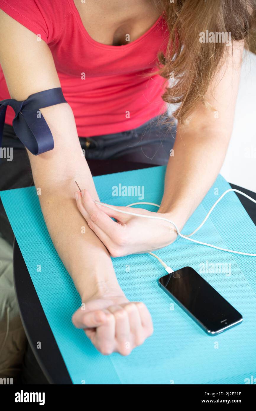 Smartphone addiction woman Stock Photo - Alamy