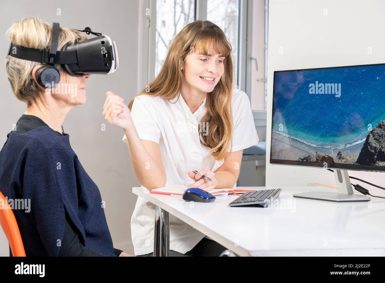 Two persons virtual reality hi-res stock photography and images - Alamy
