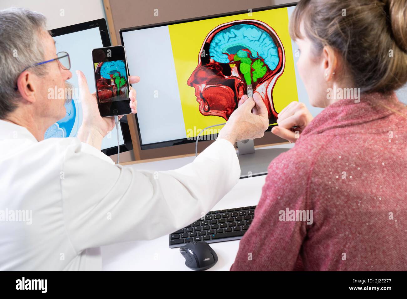 Brain connected to smartphone Stock Photo - Alamy
