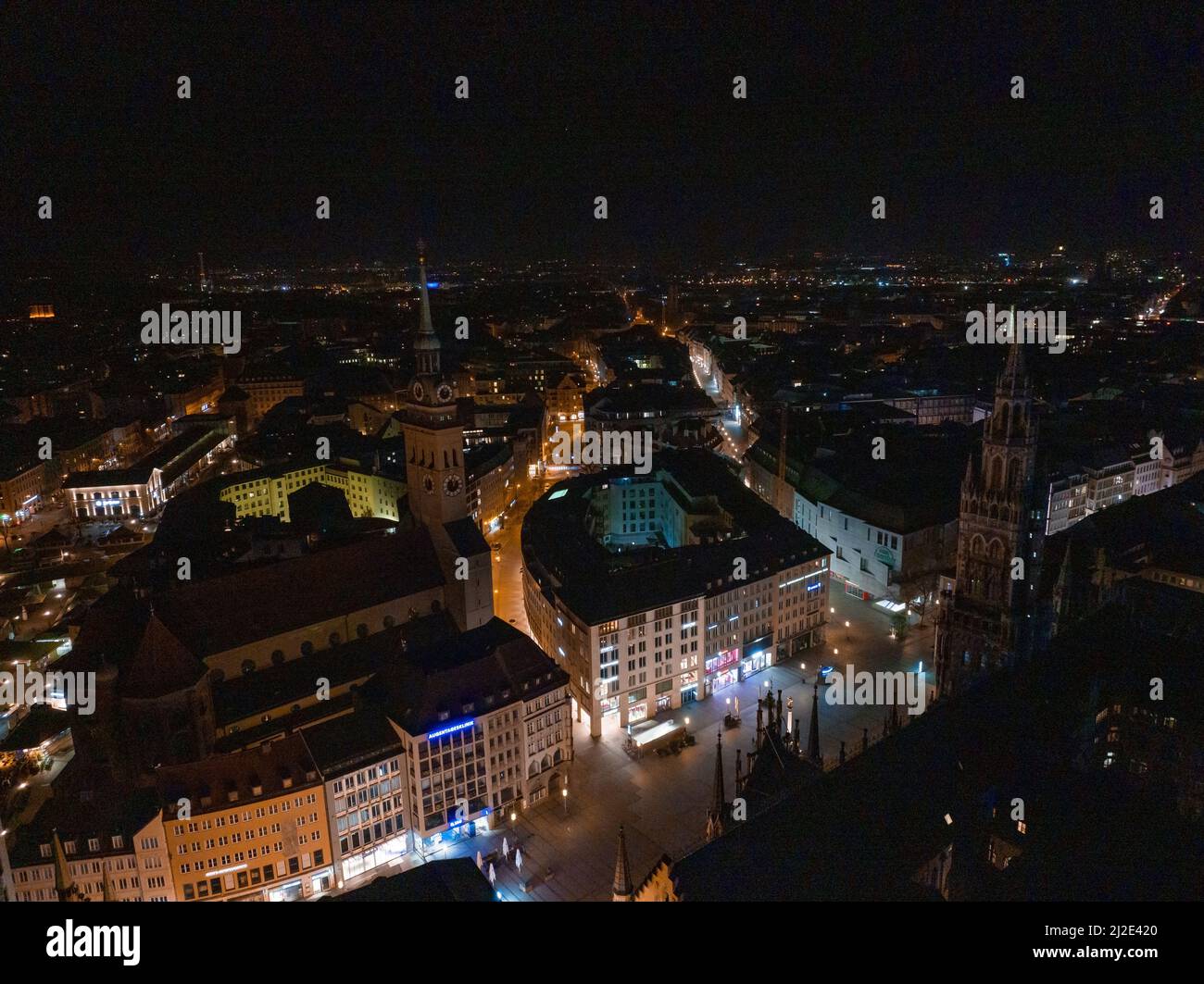Aerial wide panorama of New Town Hall and Marienplatz at night Munich ...
