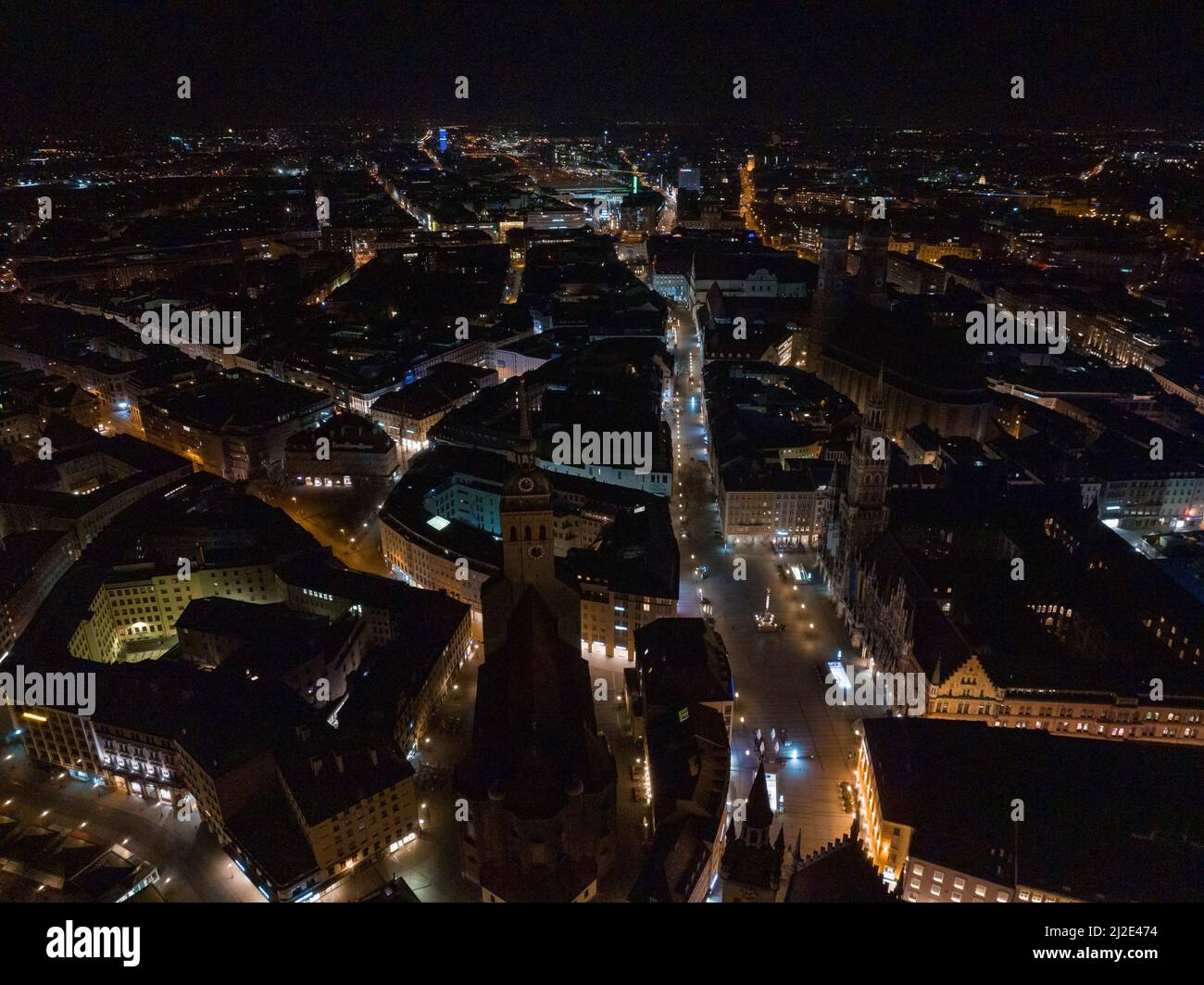 Aerial wide panorama of New Town Hall and Marienplatz at night Munich ...