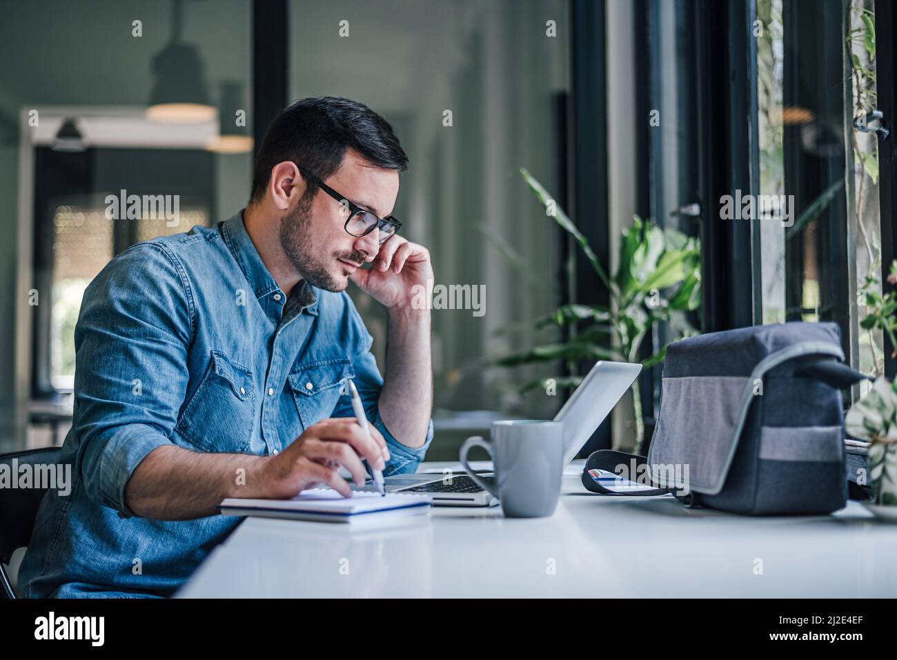 Man organizing office hi-res stock photography and images - Alamy