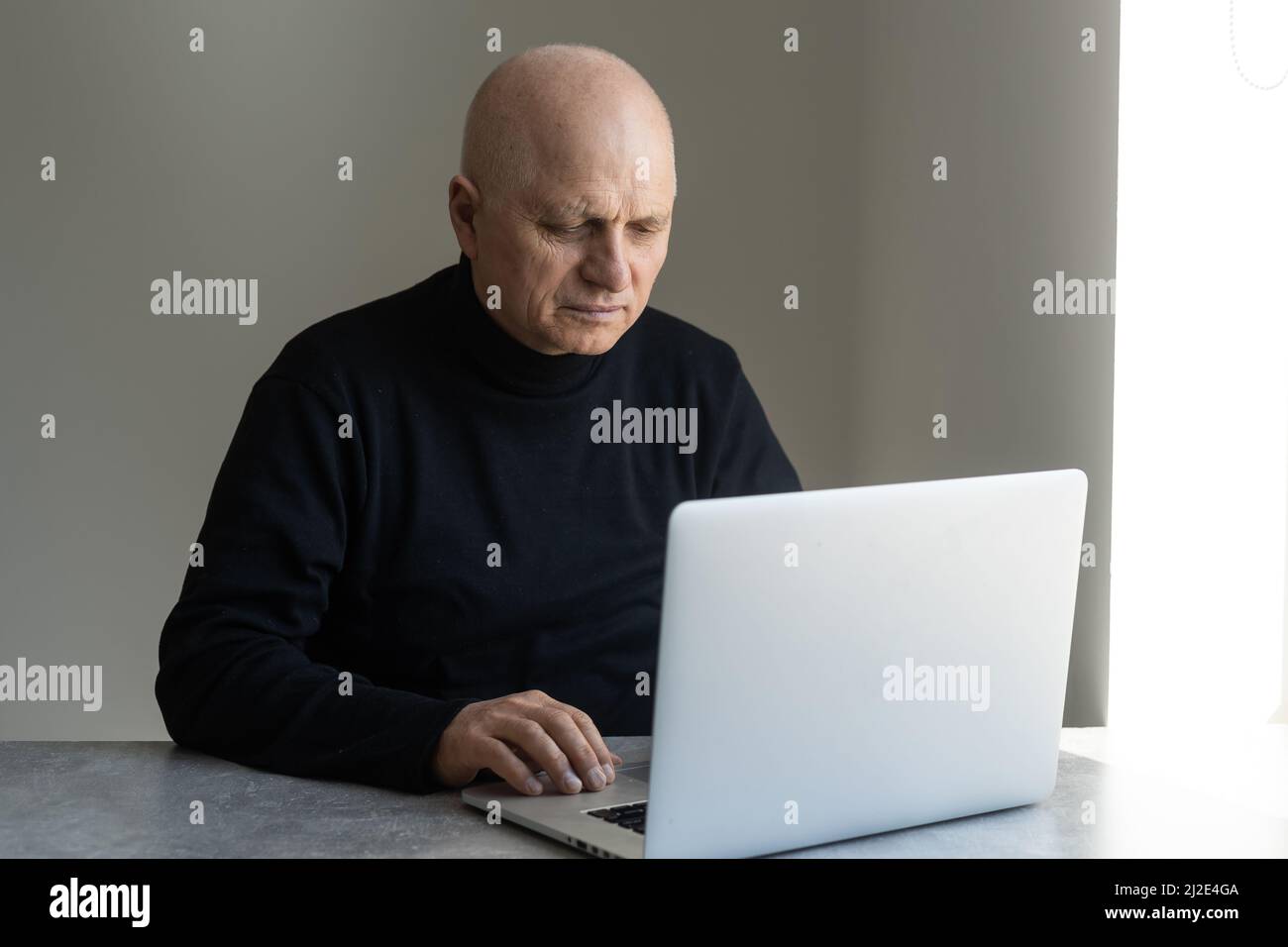 Portrait of senior man at home working on laptop Stock Photo - Alamy