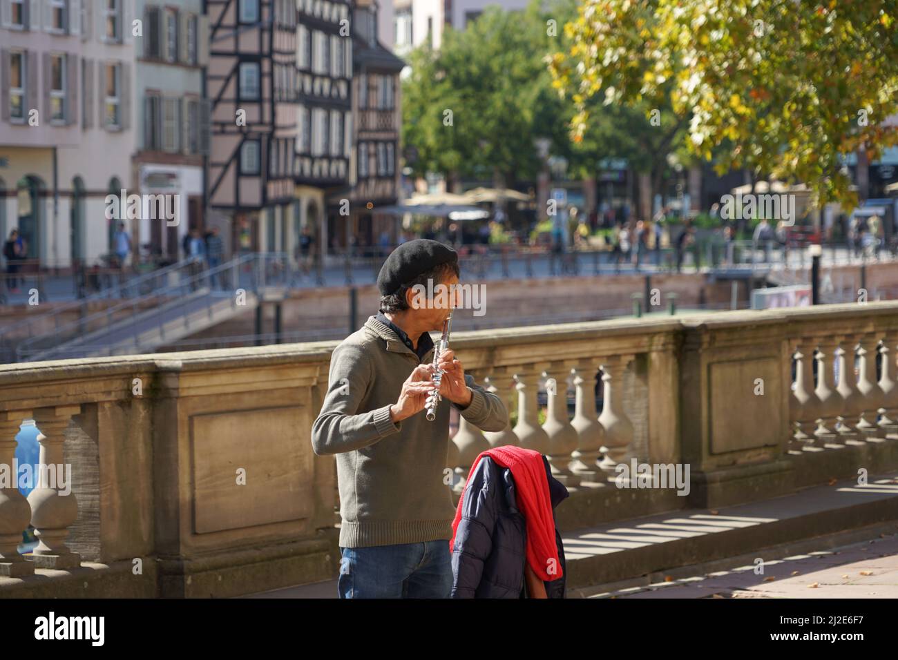 Artist performer hi-res stock photography and images - Alamy