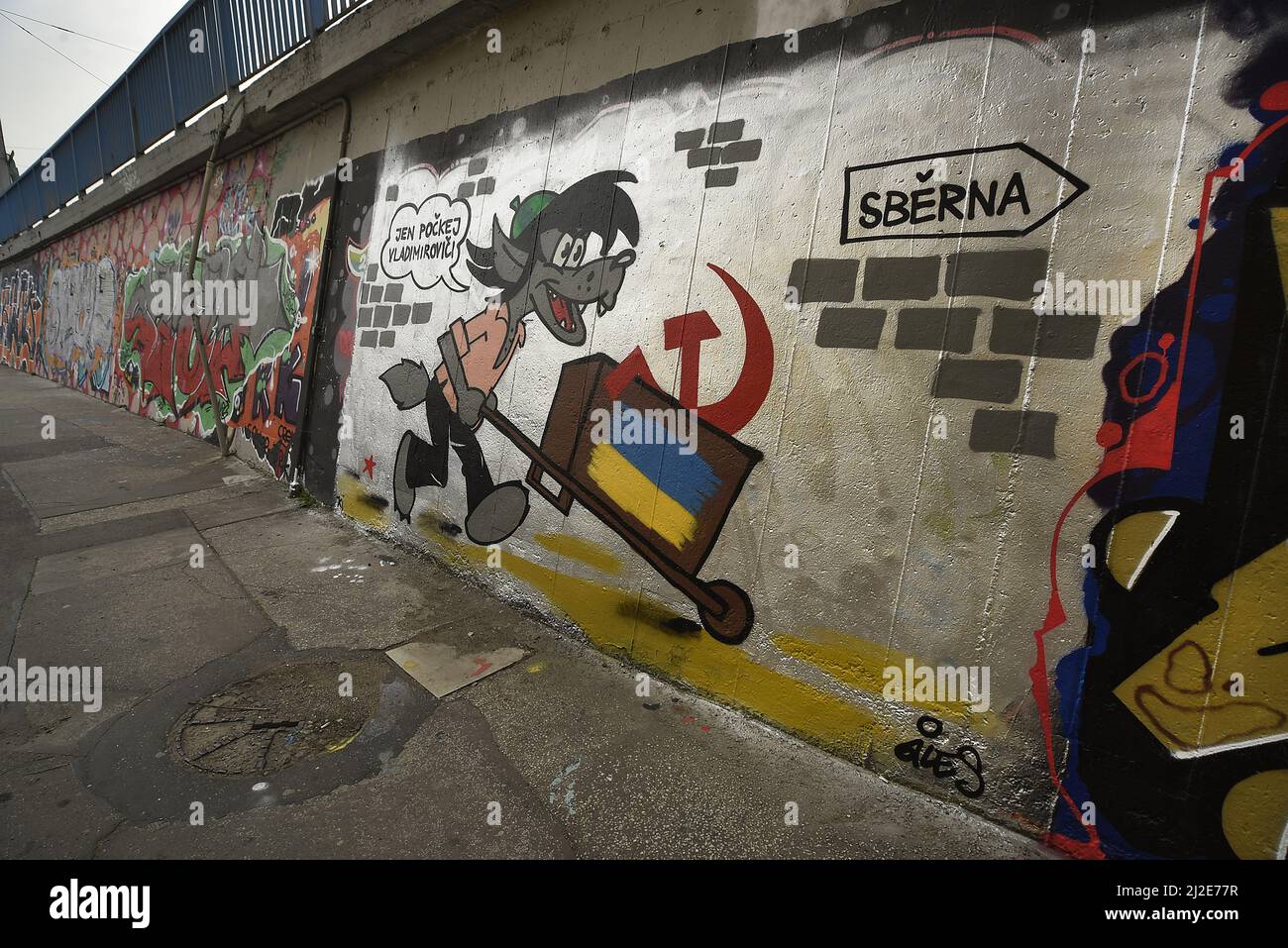 The graffiti against the war in Ukraine of the street artist points ...