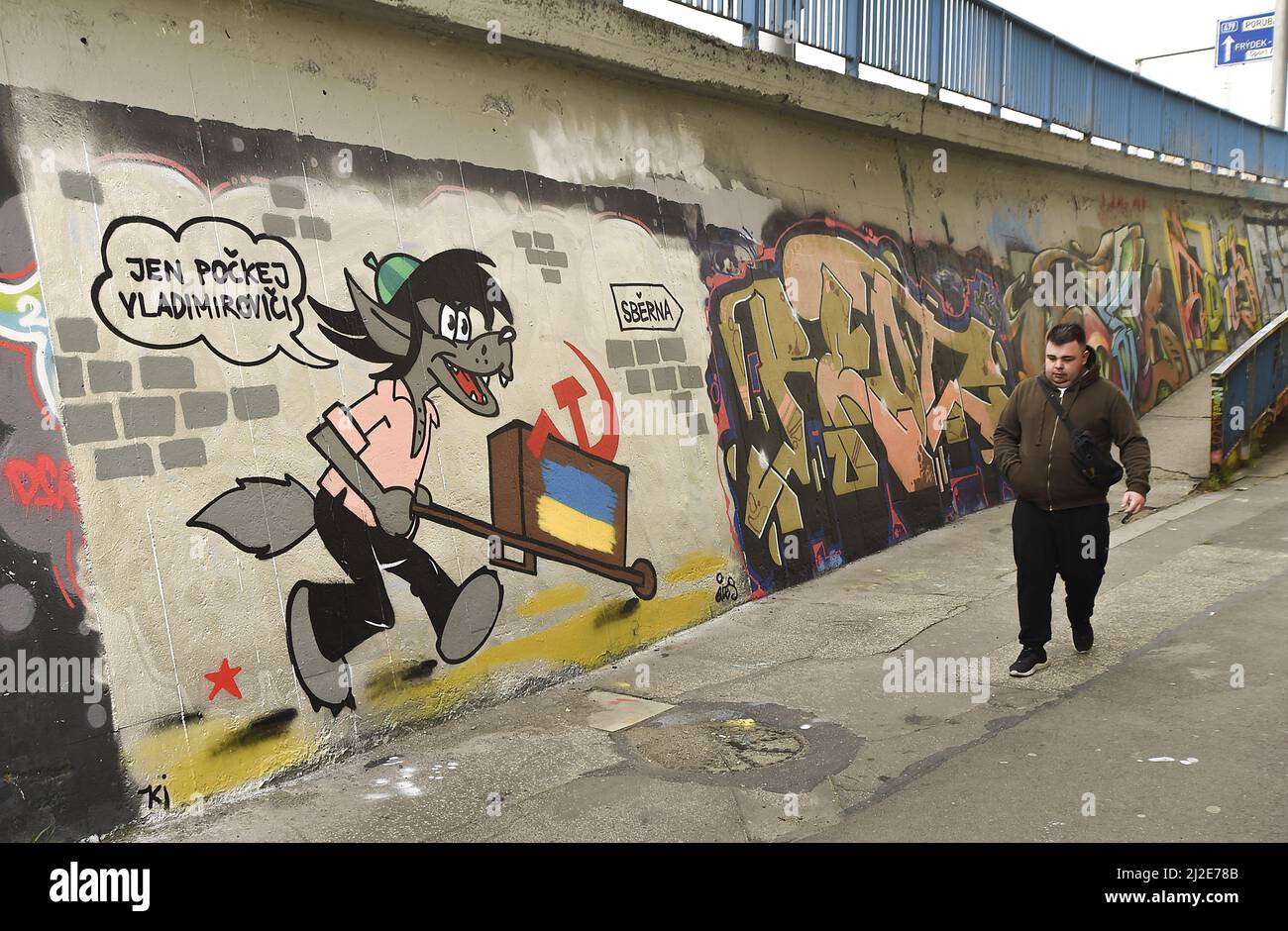 The graffiti against the war in Ukraine of the street artist points ...