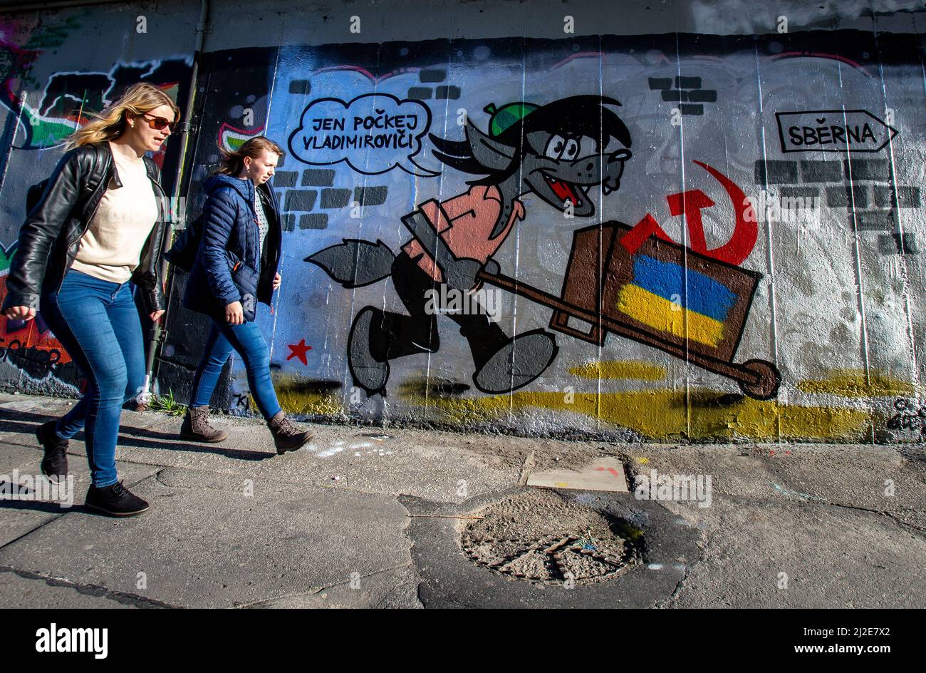 The graffiti against the war in Ukraine of the street artist points ...