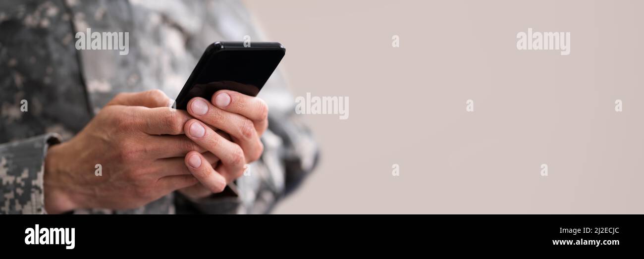 Social Cyber Warfare. Army Soldier Using Smart Phone Stock Photo - Alamy