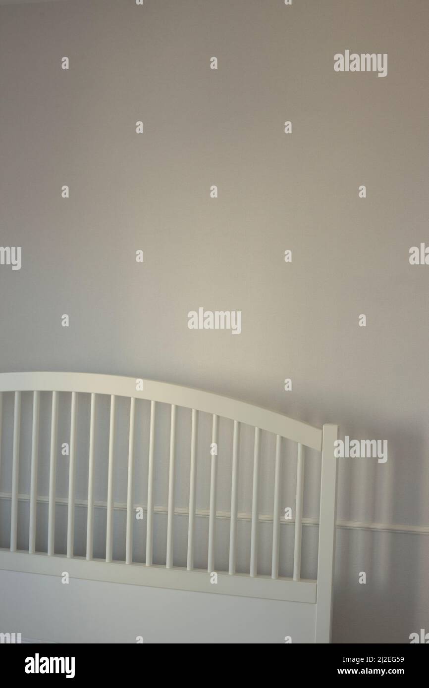Empty room mattress floor hi-res stock photography and images - Alamy