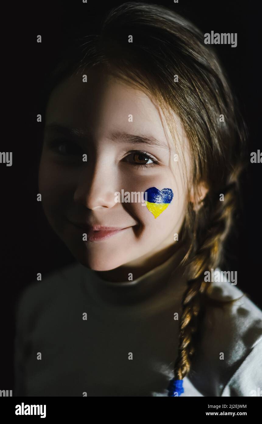 Girl ukraine flag hi-res stock photography and images - Alamy
