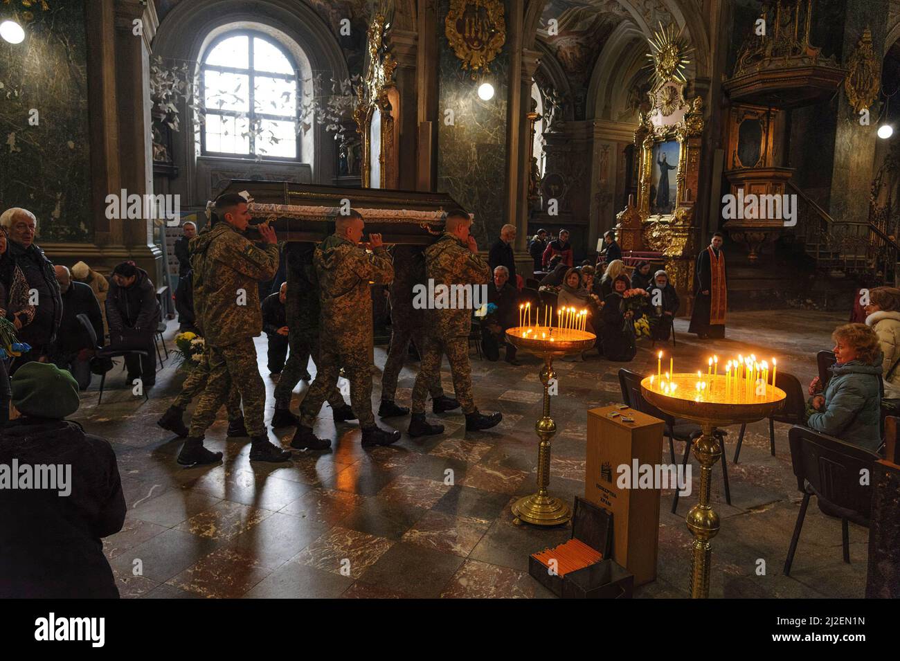 Lviv, Ukraine. 31st Mar, 2022. Ukrainian servicemen carry a coffin of ...