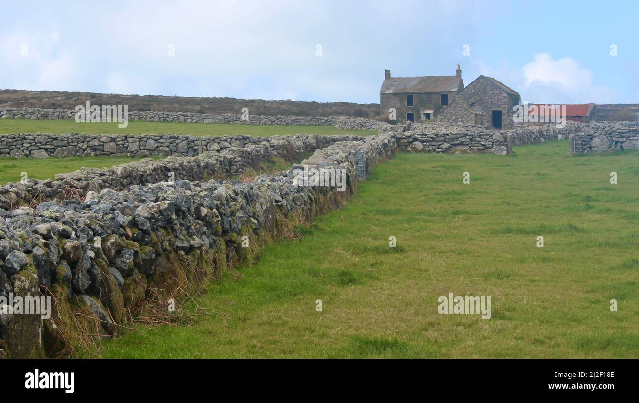 Cornish hedge dry stone wall hi-res stock photography and images - Alamy