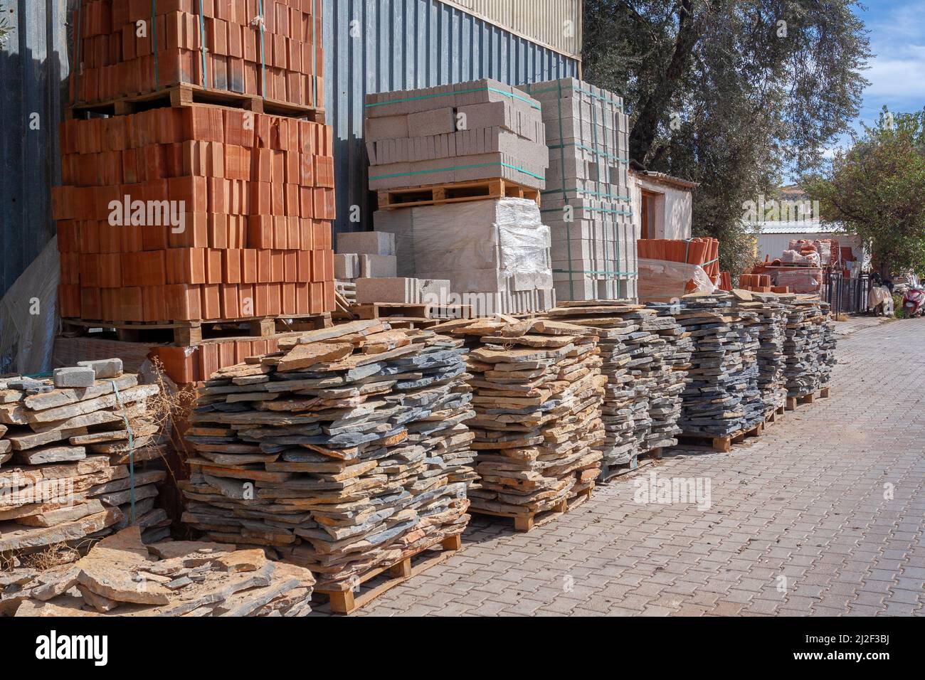 Pallets of bricks hi-res stock photography and images - Alamy