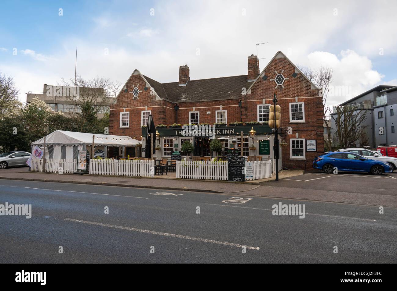 Golden ball pub hi-res stock photography and images - Alamy