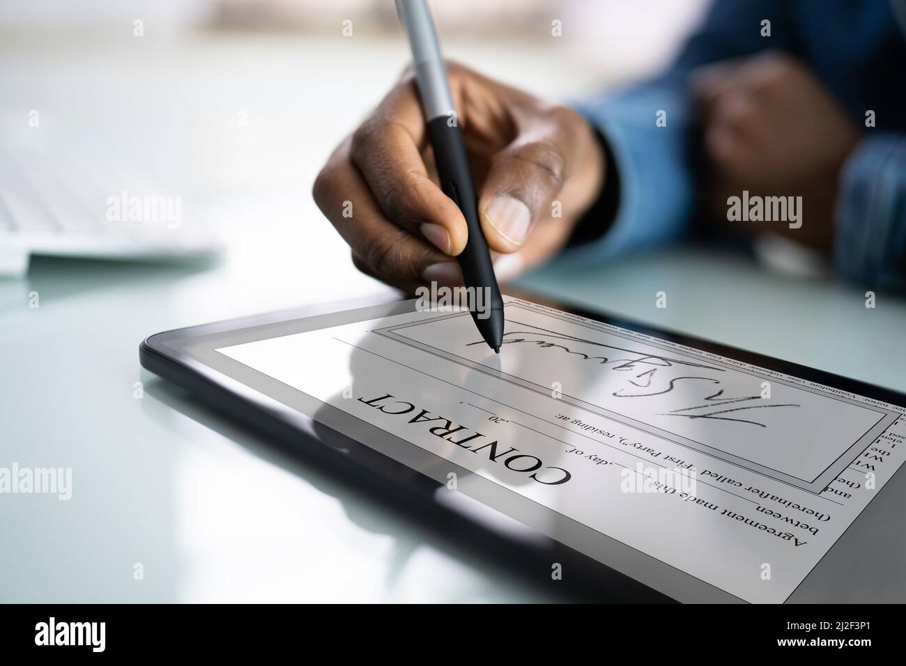 Hands signing document hi-res stock photography and images - Alamy