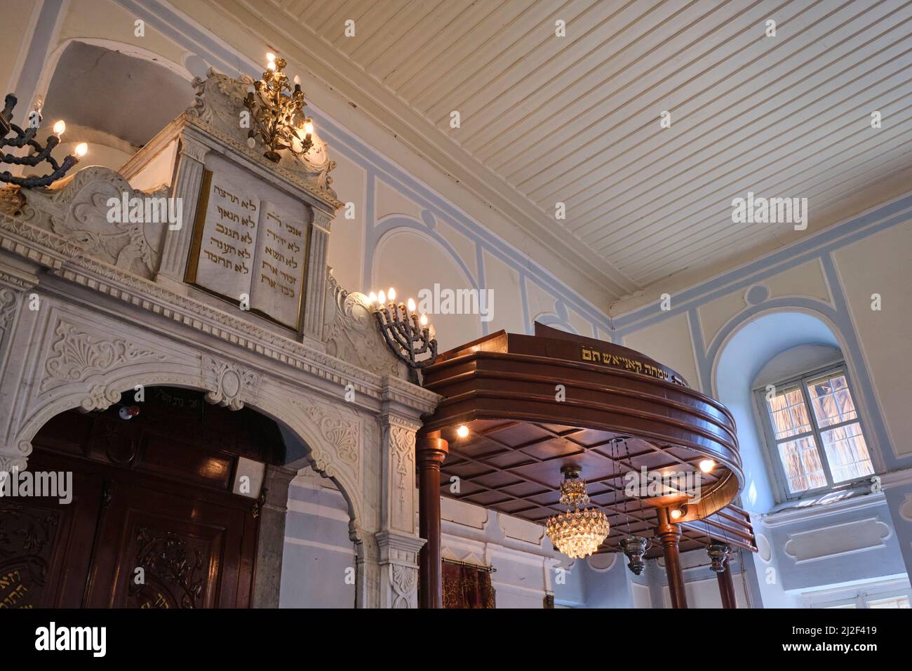 Synagogue bima hi-res stock photography and images - Alamy