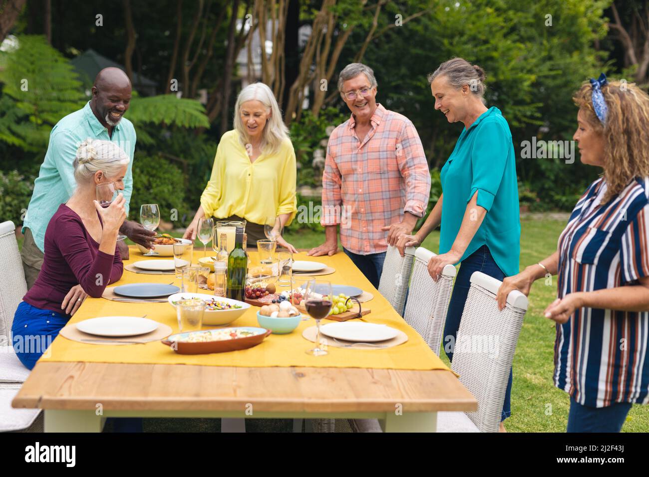 Table fill hi-res stock photography and images - Alamy