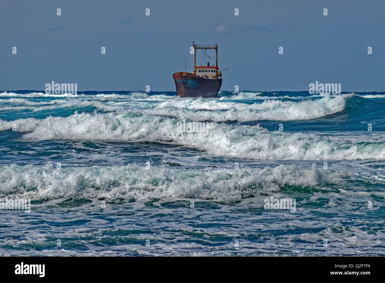Grounded ship hi-res stock photography and images - Alamy