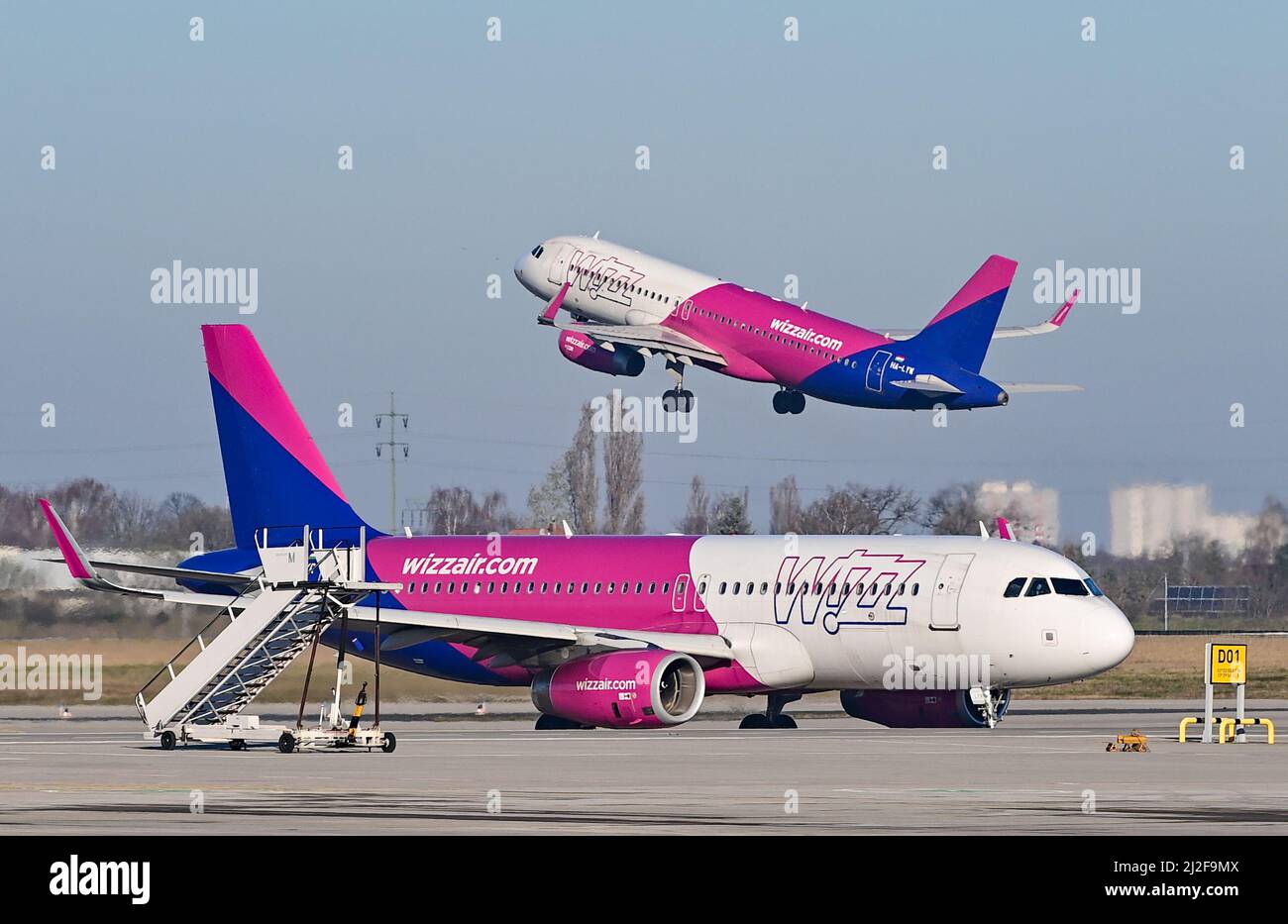 Wizz air logo hi-res stock photography and images - Alamy