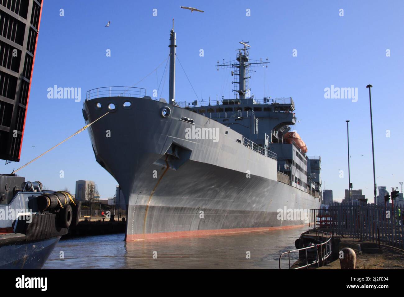 Ex RFA Fort Austin leaving Birkenhead docks onto Cammel lairds Stock ...