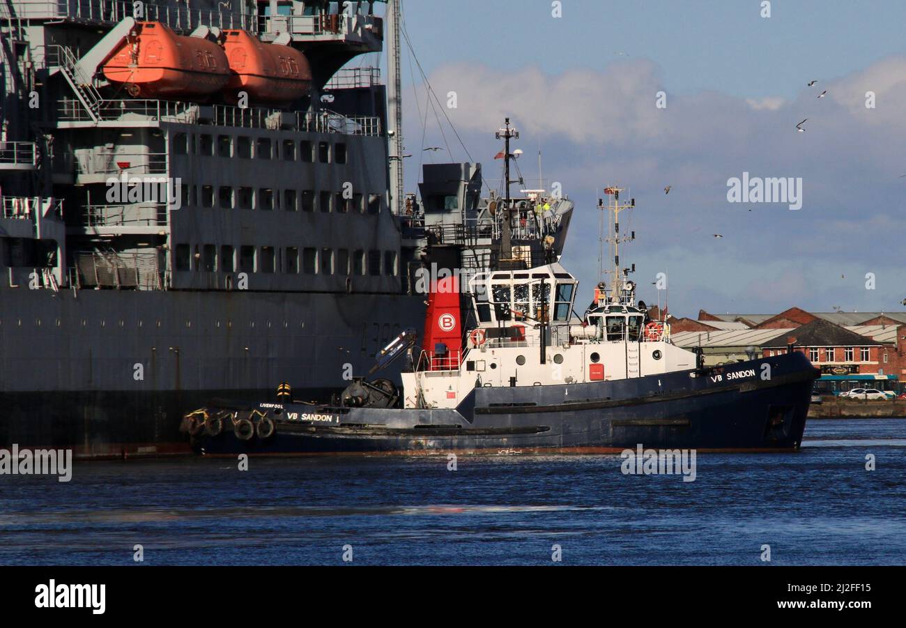Ex RFA Fort Austin leaving Birkenhead docks onto Cammel lairds Stock ...