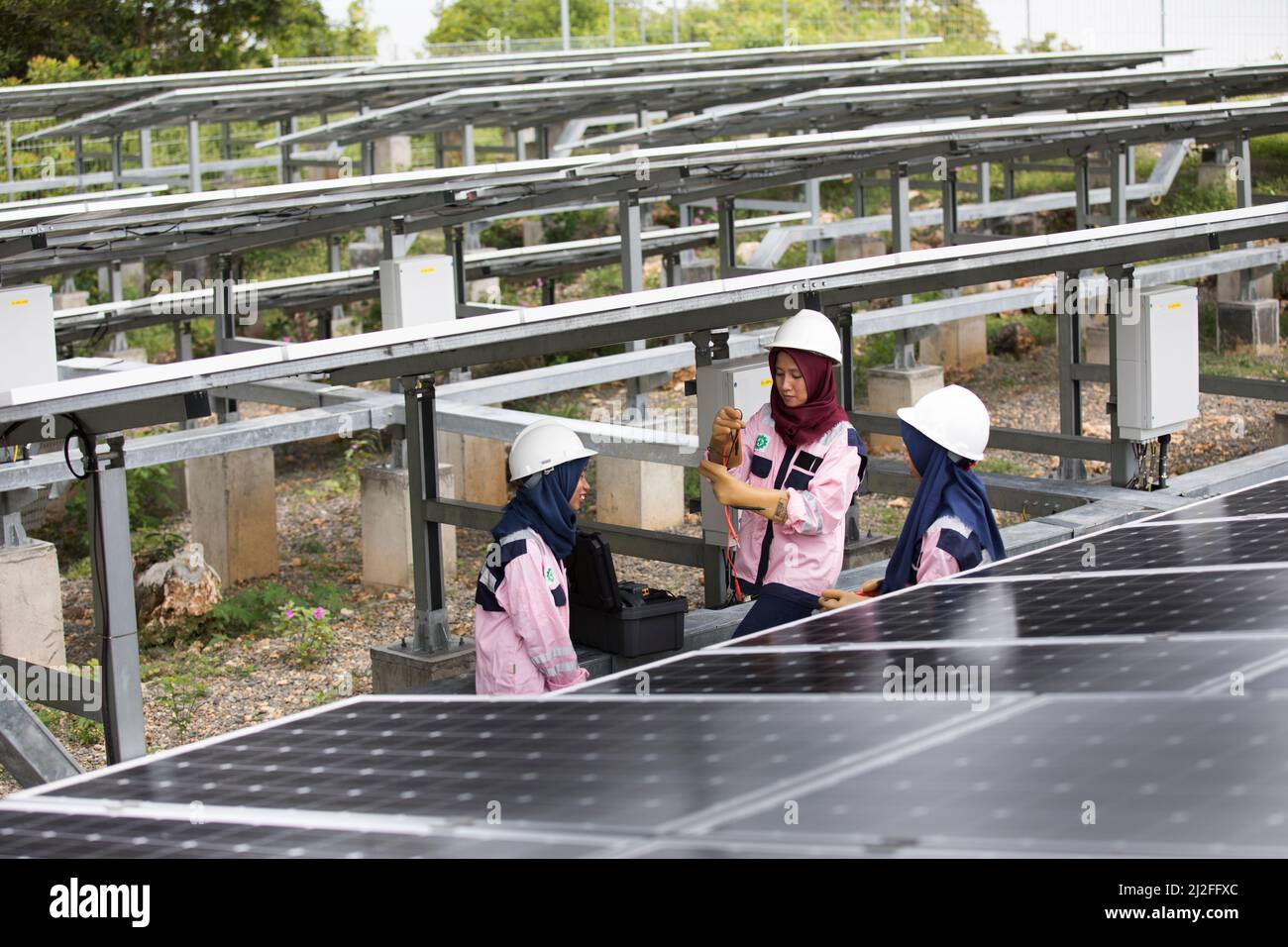 Woman working in solar panels hi-res stock photography and images - Alamy