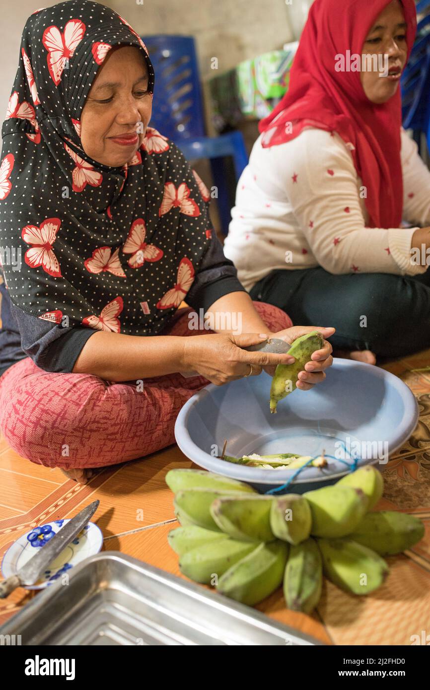 Muslim woman in hijab burka hi-res stock photography and images - Alamy